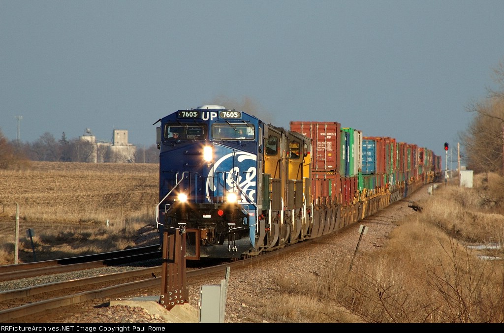 UP 7605 works the westbound IG2LB
